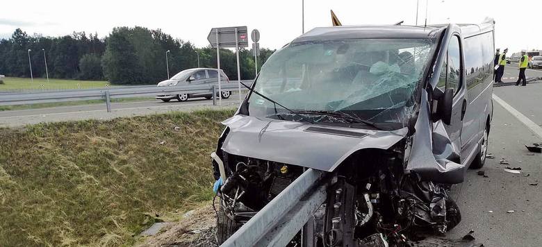 Wypadek na S8. Bus wbił się w barierkę - plus.gazetalubuska.pl