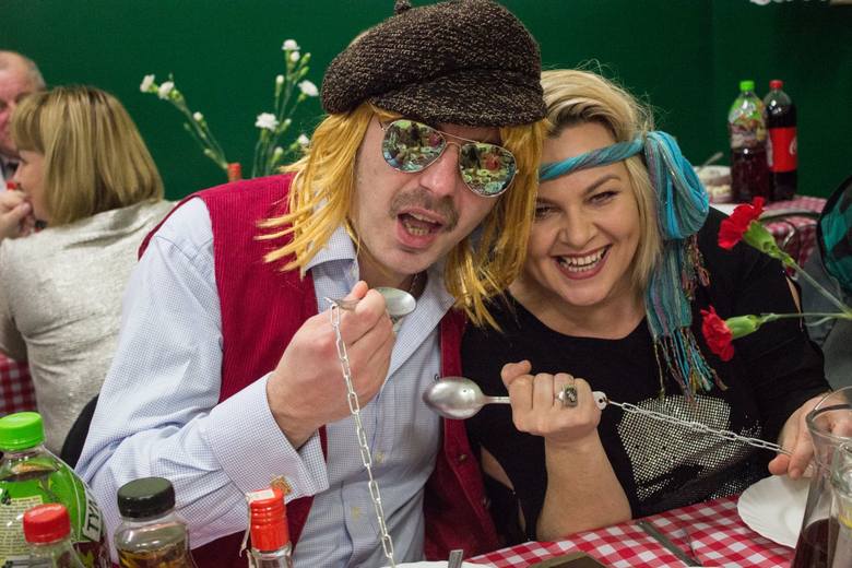 Bal PRL we wsi Paproć Duża. Łyżki na łańcuchu, 11 osób w maluchu i buty ...