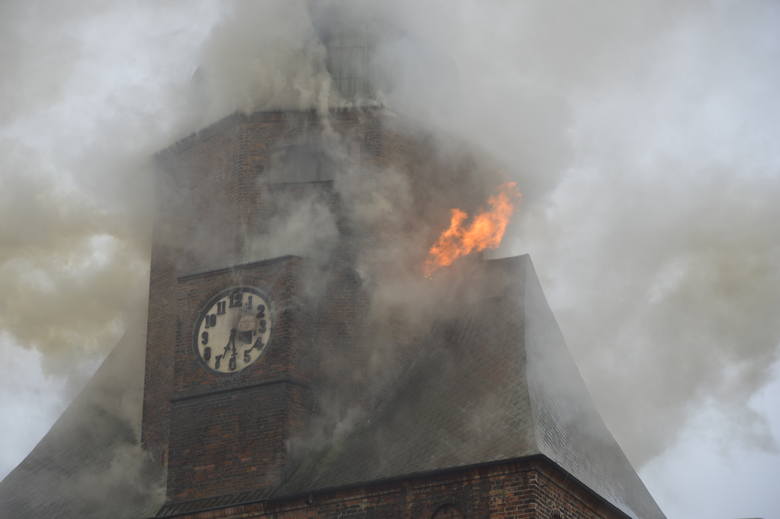 Pożar katedry w Gorzowie Wlkp. Dym zaczął buchać o 18.28, ale alarm ...